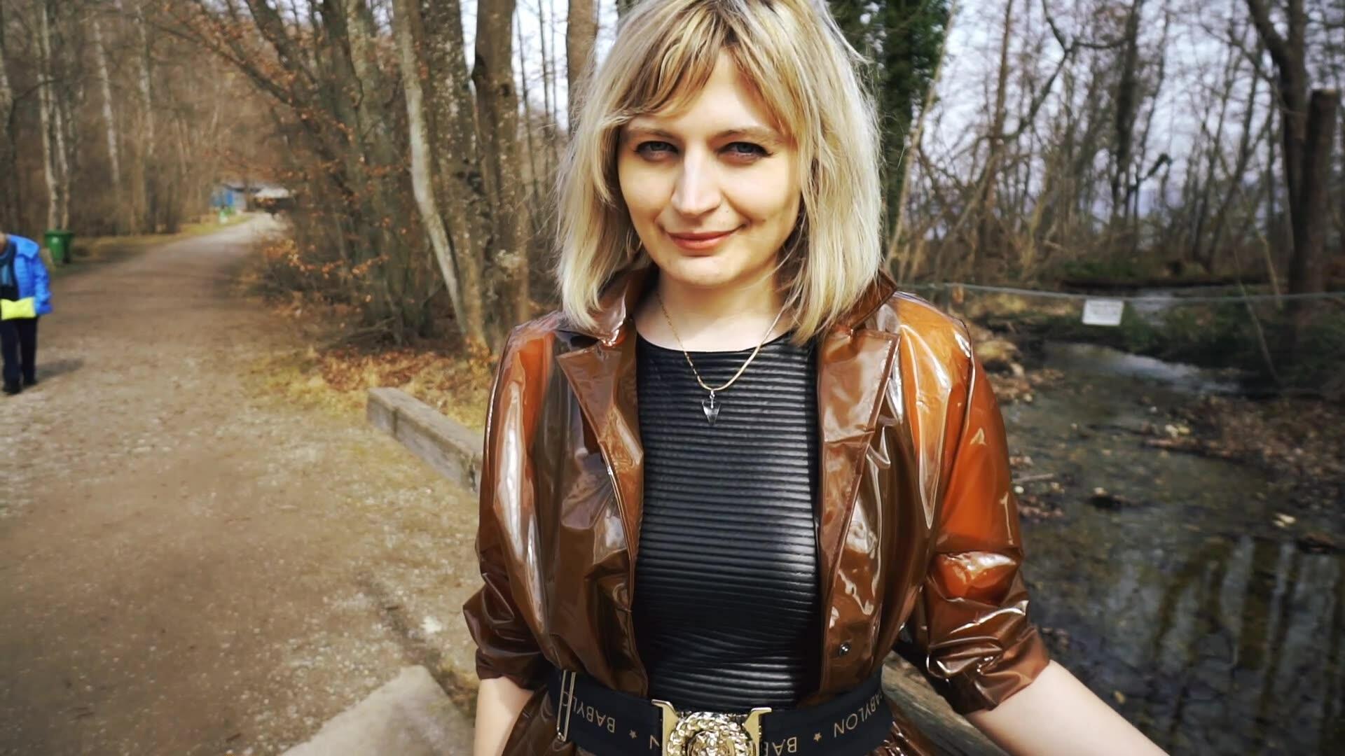 Clipspool | The bronze plastic lady